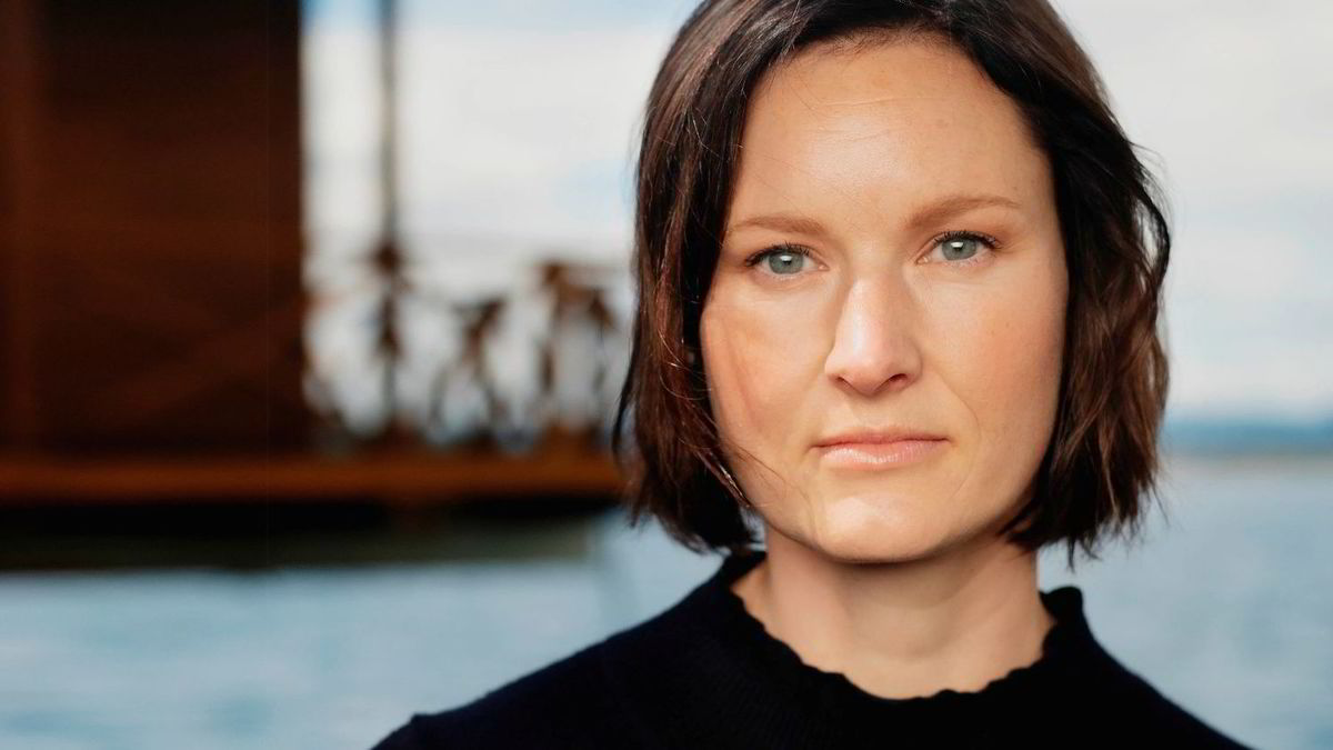 Anmeldelse av romanen «Gjestene» av Agnes Ravatn. (+) | DN