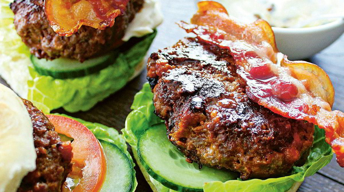 Slik lager du vill burger med brun geitost og enebær | DN