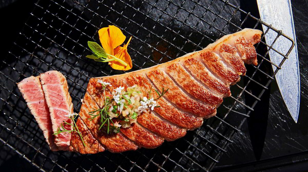 Slik lager du grillet otoro med plommesalsa | DN