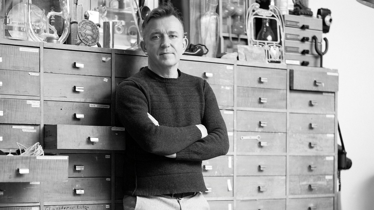 Damian Heinisch har vunnet Mack First Book Award for fotoboken «45», om ...
