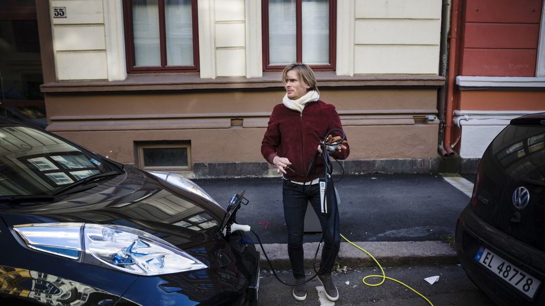 Han kjører Uber, leier ut rom på Airbnb og har startet et vaskeselskap ...