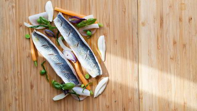 Oppskrift på stekt syltet sild med vårgrønnsaker, pepperrotkrem og ...