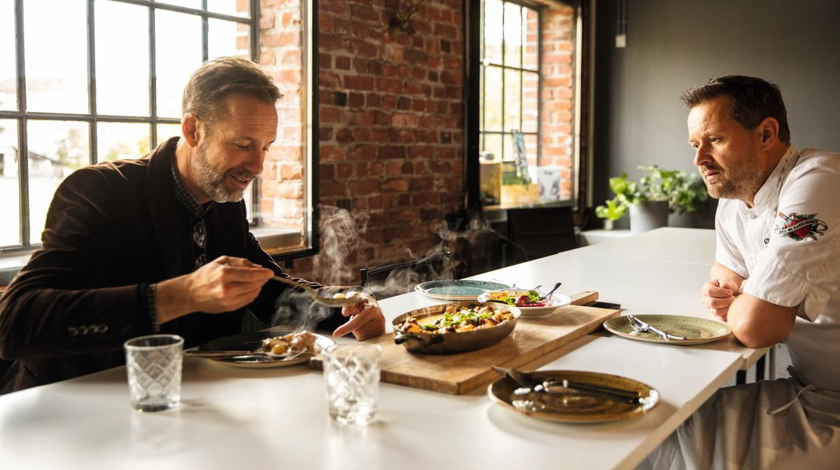 I D2s nye matspalte hjelper kokk Øyvind Hjelle en person med å ...