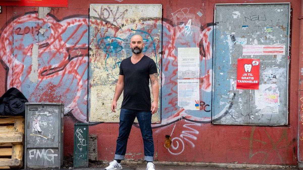 Anmeldelse av romanen «Mono Sapiens» av Runar Tjelta. (+) | DN