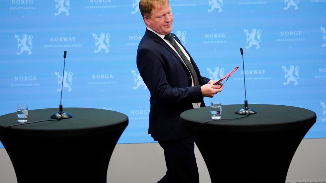 Statsråder bør droppe klining med underordnede på jobbfest. (+) | DN