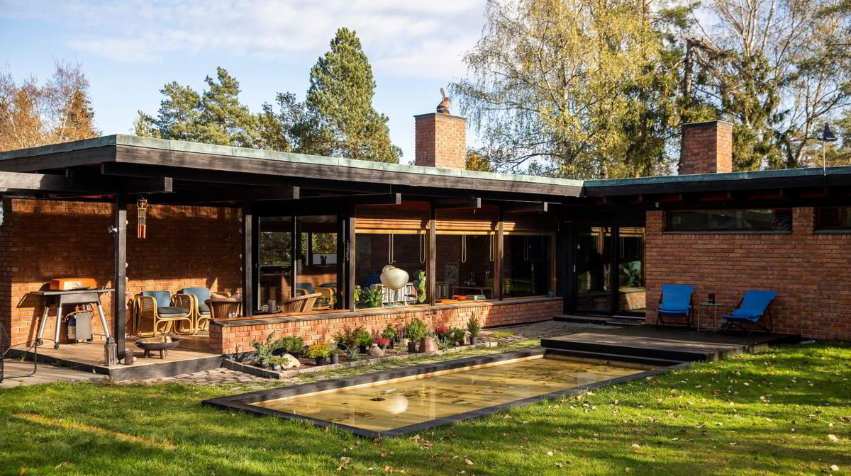 Villa Karlsen ble tegnet av arkitekt Håkon Mjelva og nå er den renovert ...