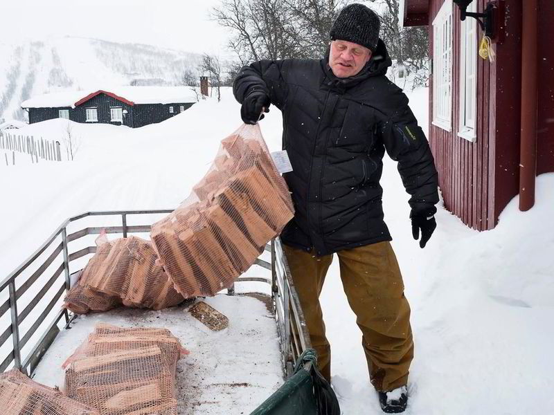 Johnny Hermansen hjelper hytteeierne på Geilo (+) | DN