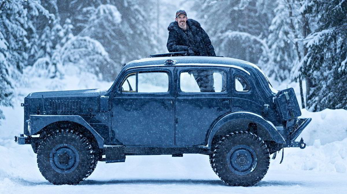 Mitt kjøretøy med Erlend Christoffersen og hans Volvo TP21. (+) | DN