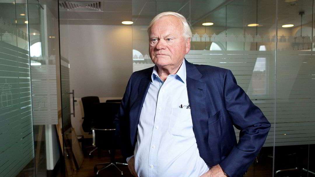 Tre av Fredriksens medarbeidere forsvinner | DN