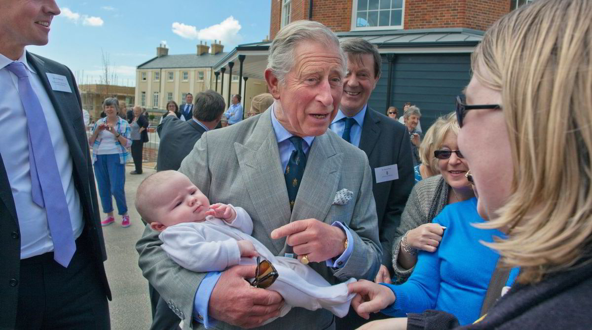 Han har tjenere som ruller ned sokkene hans (+) | DN