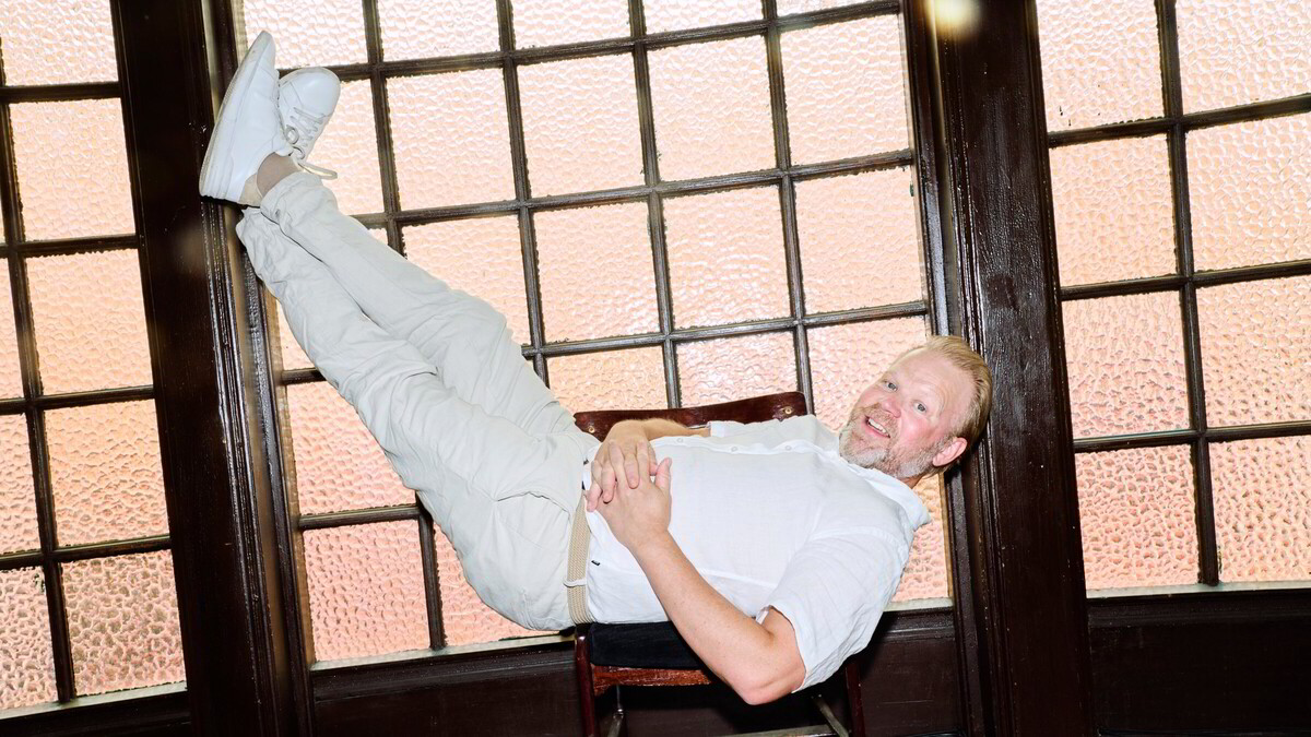 Intervju med Anders Basmo, aktuell som Sondre Bortnes i den politiske satiren «Ingen kommentar ...